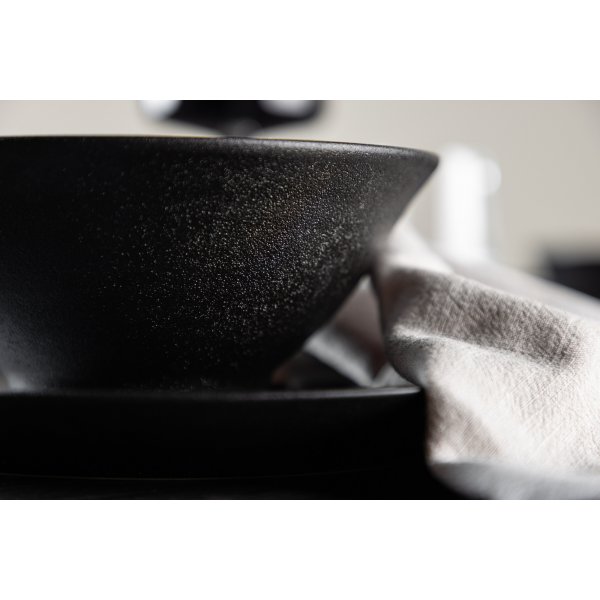 Wabi sabi skål Ø18 cm - Sort - 149,- - Dype tallerkener - Trendrom.no